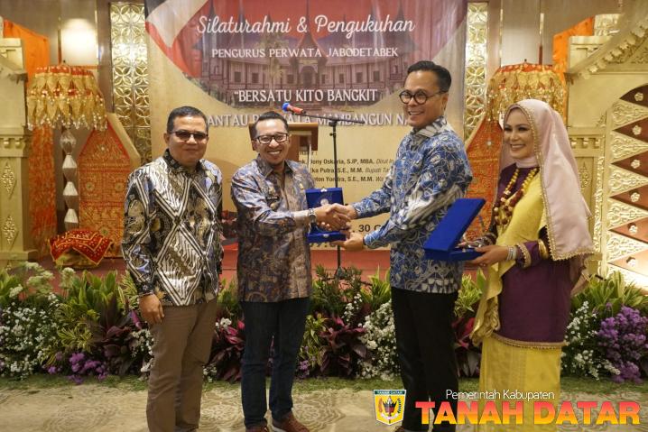 Bupati Eka Putra Kukuhkan Pengurus Perwata Jabodetabek, Ini Harapannya