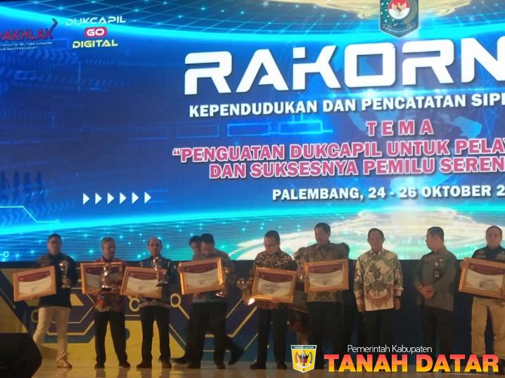 Inovasi Peluk Tanda Diri, Antarkan Disdukcapil Tanah Datar Raih ...