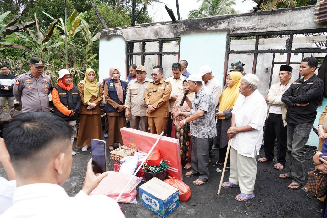 Serahkan Bantuan Korban Kebakaran, Bupati Eka Putra Imbau Masyarakat Tingkatkan Kewaspadaan